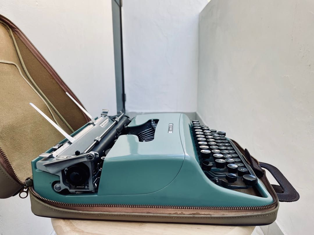 !RARE! Professionally restored 1950 Olivetti Lettera 22 typewriter, 興趣及 ...