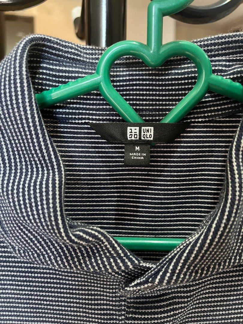 Top Uniqlo Garis Garis, Fesyen Pria, Pakaian , Atasan di Carousell