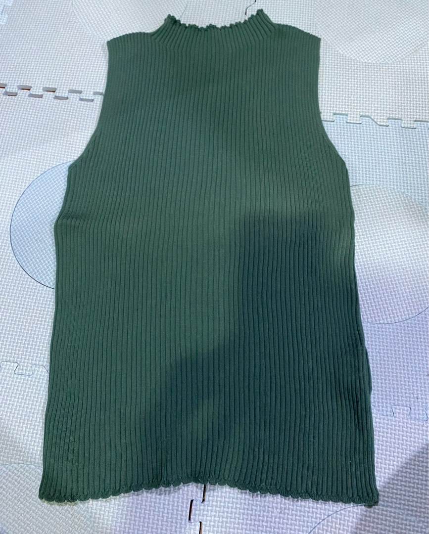 Uniqlo top, Women's Fashion, Tops, Sleeveless on Carousell
