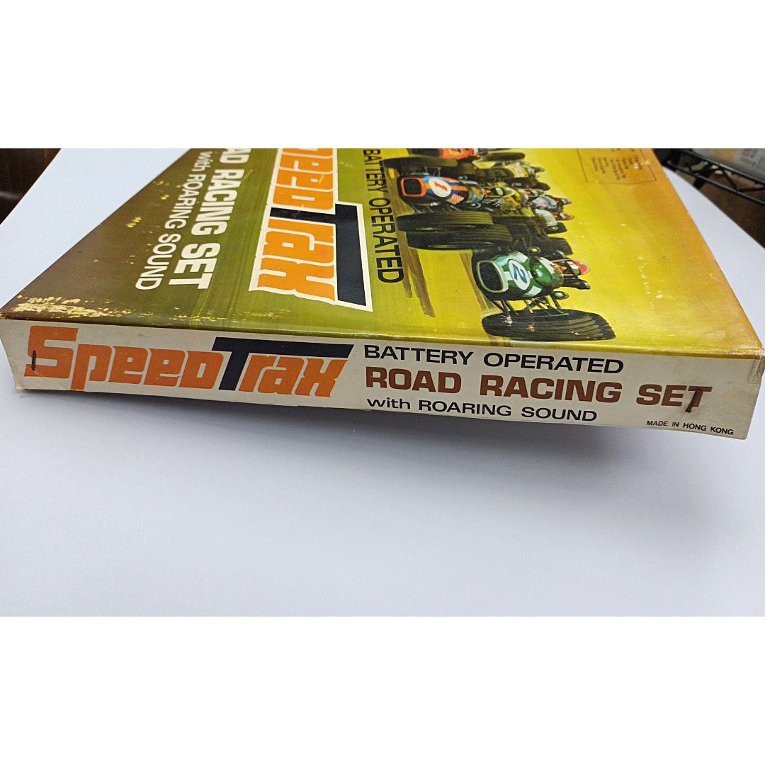 七十年代初香港製造玩具 • 罕有，未開封 】路軌賽車套裝 | SpeedTrax Road Racing set, 興趣及遊戲, 收藏品及紀念品, 古董收藏 - Carousell
