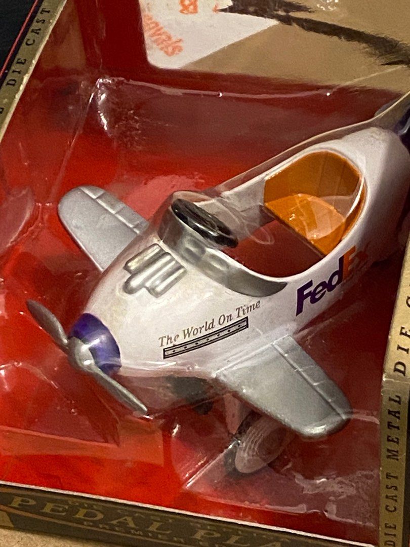 FedEx Diecast Pedal plane 紀念品, 興趣及遊戲, 玩具 & 遊戲類 - Carousell