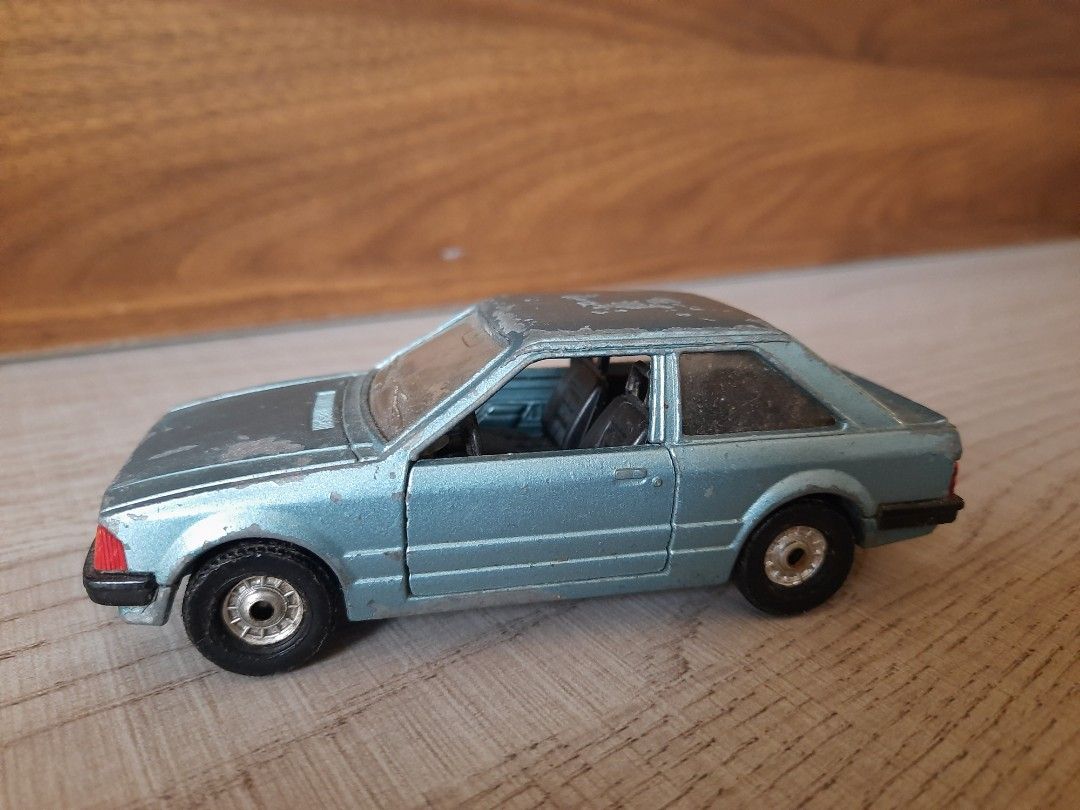 Ford Escort 1.3 gl corgi toys, Hobbies & Toys, Collectibles ...