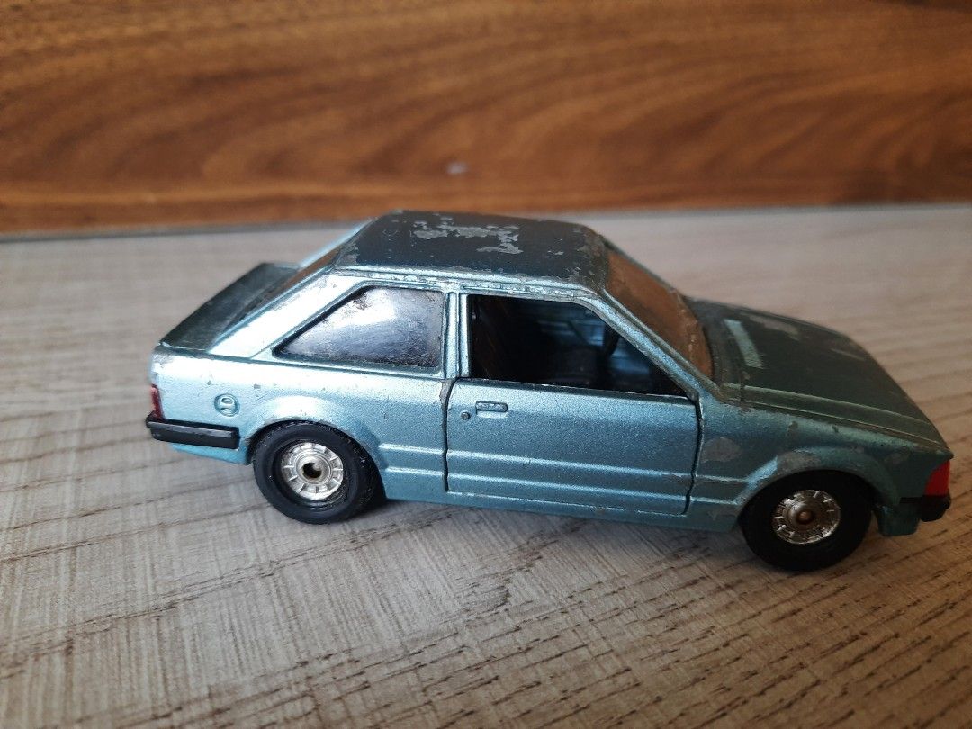 Ford Escort 1.3 gl corgi toys, Hobbies & Toys, Collectibles ...