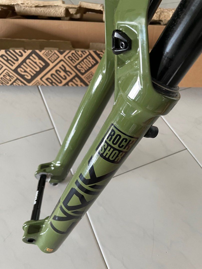 Lyrik Ultimate 2023 with DebonAir + Charger RC3 & ButterCups, Sports ...