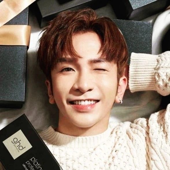 Mirror Anson Lo 利是封 2023, 興趣及遊戲, 手作＆自家設計, 文具及工藝 - 節日佈置及裝飾 - Carousell