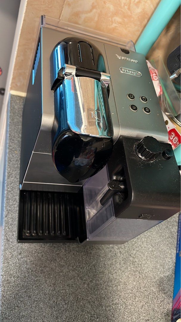 Nespresso machine, broken milk frother, 家庭電器, 廚房電器, 咖啡機及咖啡壺 - Carousell