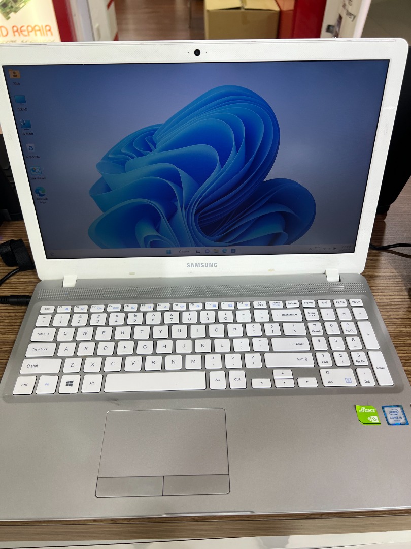 SAMSUNG, Computers & Tech, Laptops & Notebooks on Carousell