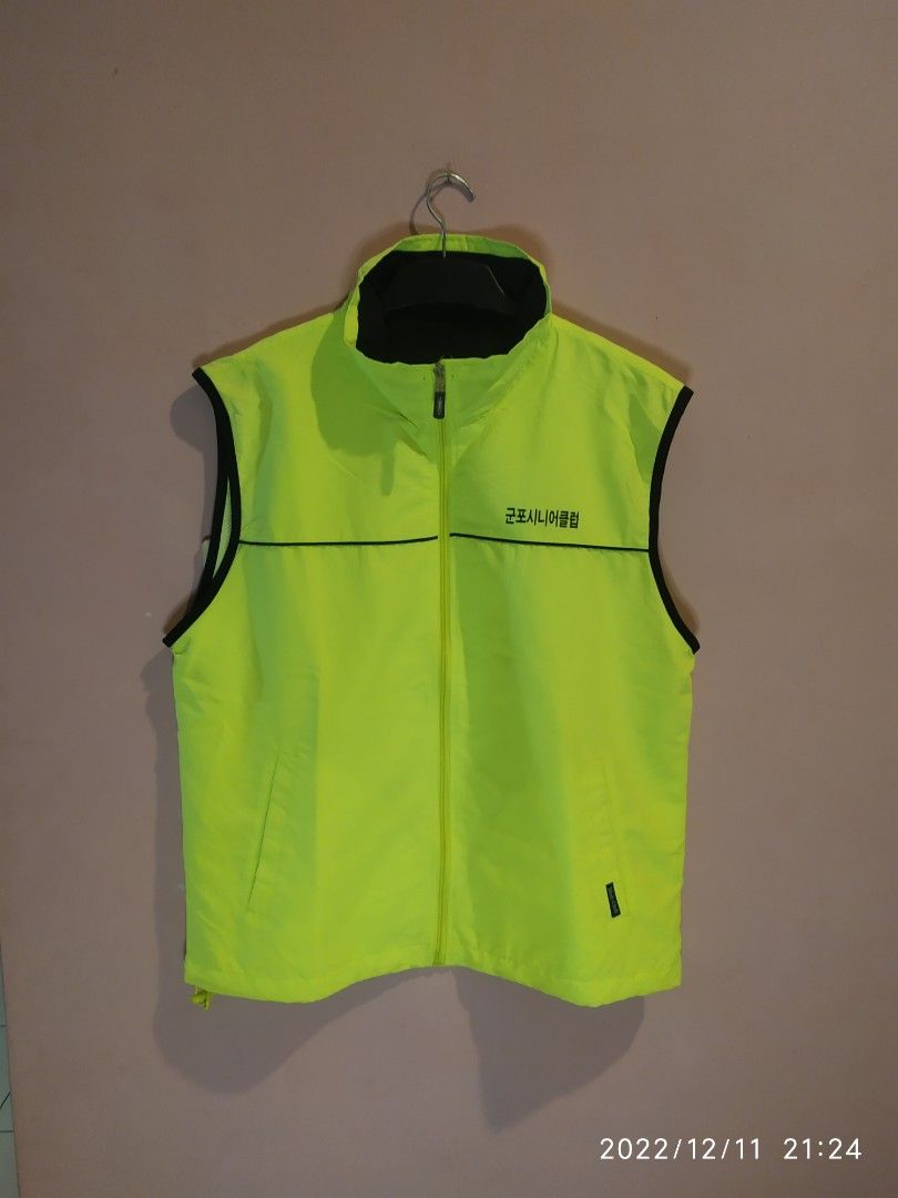 Vest outdoor med x club, Olah Raga, Baju Olahraga di Carousell