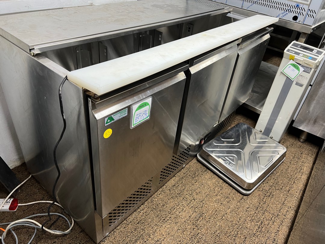 3 Doors Counter Chiller Open Top with chopping board/Salad chiller ...