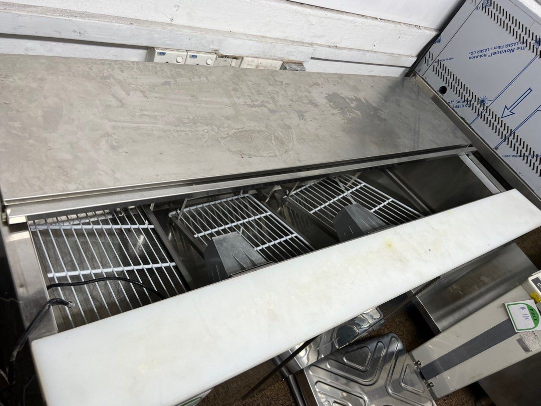 3 Doors Counter Chiller Open Top with chopping board/Salad chiller ...