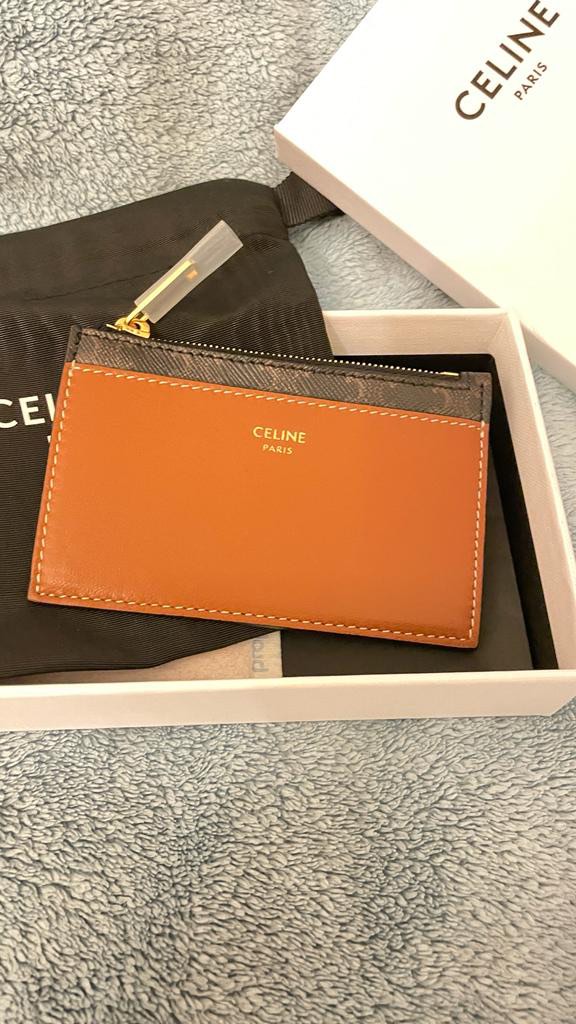 Celine ZIPPED CARD HOLDER IN TRIOMPHE CANVAS AND LAMBSKIN TAN, 名牌, 手袋及銀包 - Carousell
