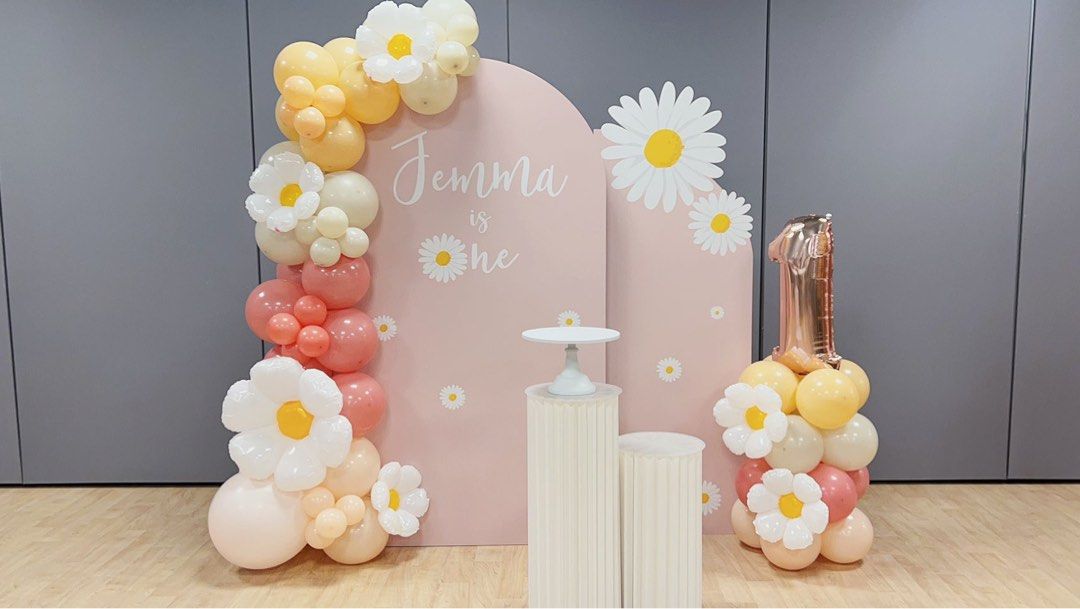 Daisy themed birthday backdrop balloon arch setup, Lifestyle Services ...