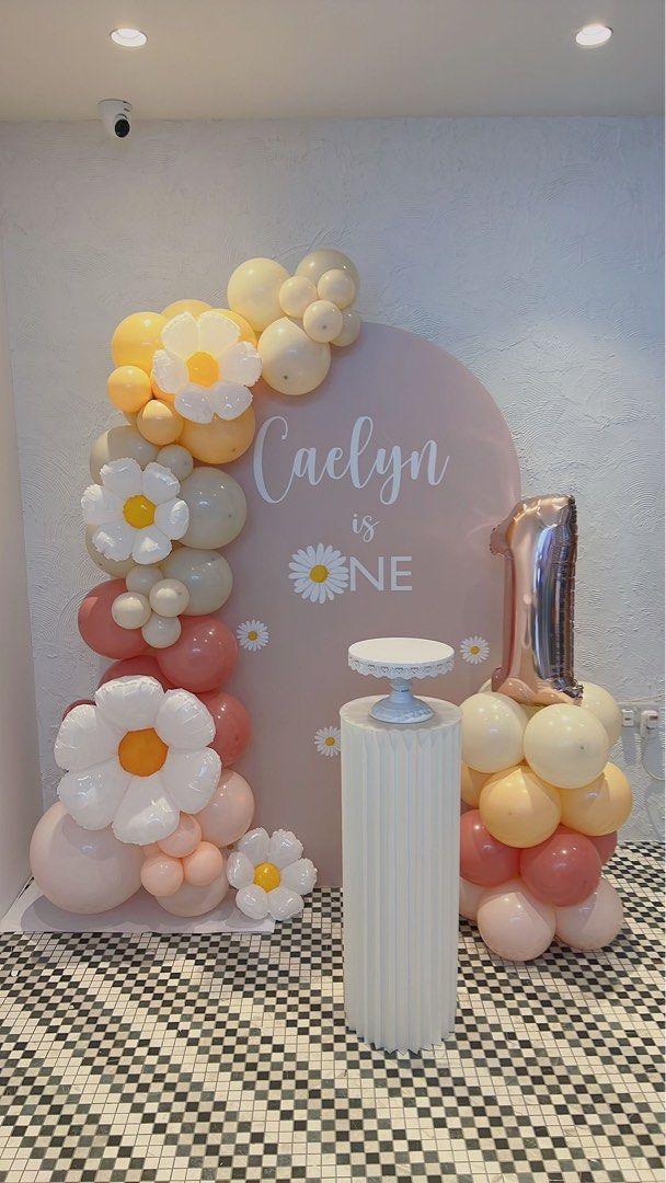 Daisy themed birthday backdrop balloon arch setup, Lifestyle Services ...
