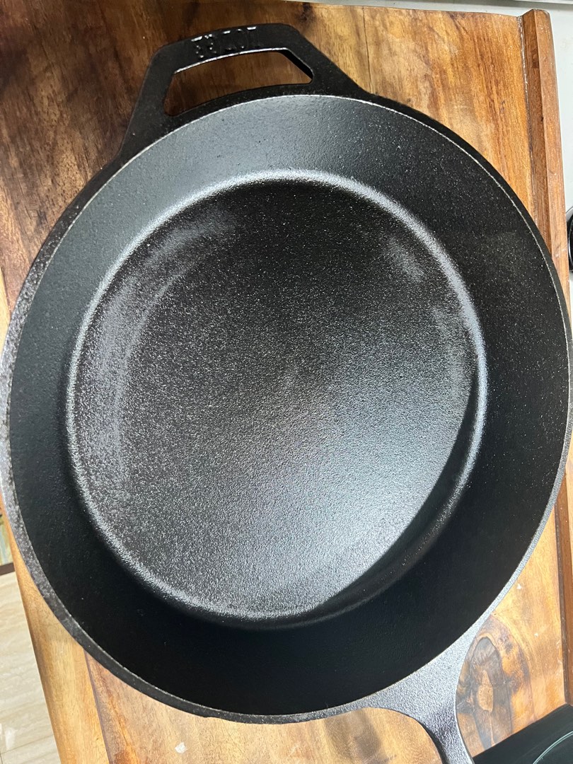 Lodge 15 Inch Cast Iron Skillet NEW AND UNUSED. Original seasoning ...