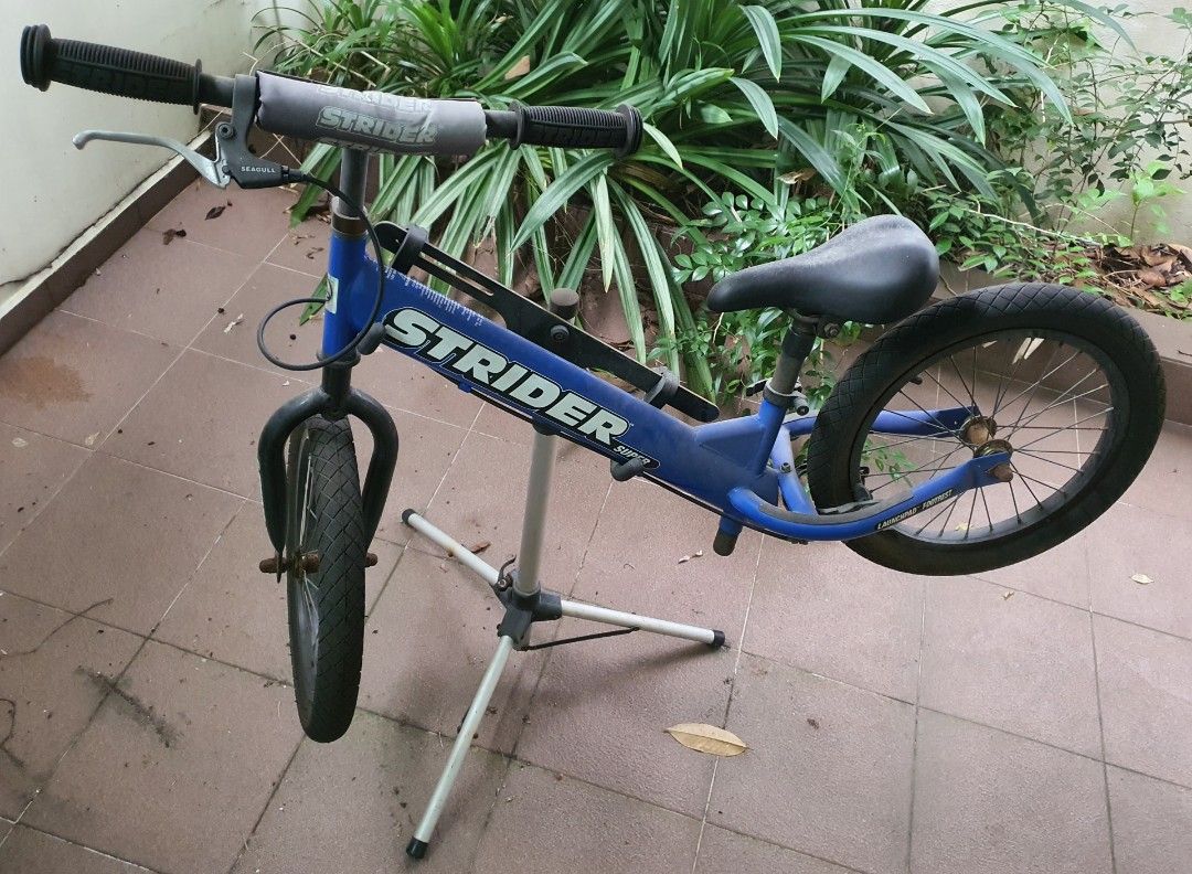 Strider Super balance bike w Bike stand, Sports Equipment, Bicycles ...