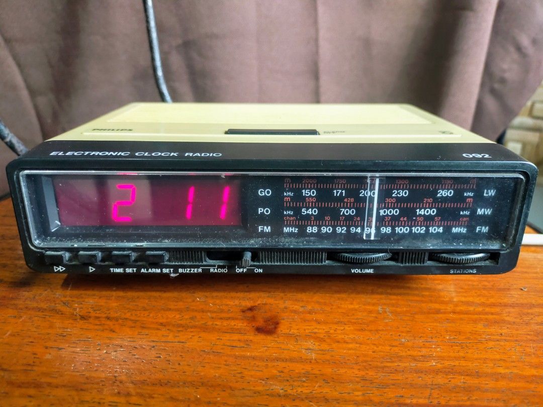 Vintage Philips clock radio, Hobbies & Toys, Memorabilia & Collectibles ...