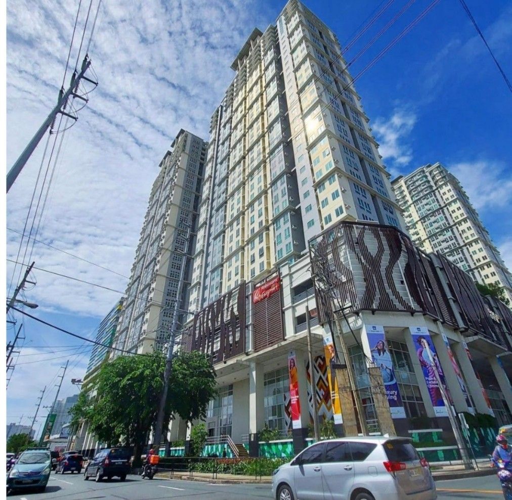 1BR & 2BR Condo Units Located along EDSA corner Chino Roces Ave ...