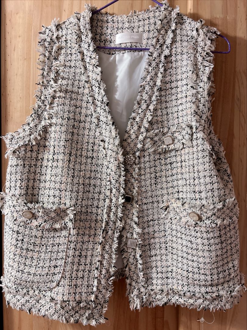 Tweed Vest Made in Korea, 女裝, 上衣, 其他上衣 - Carousell