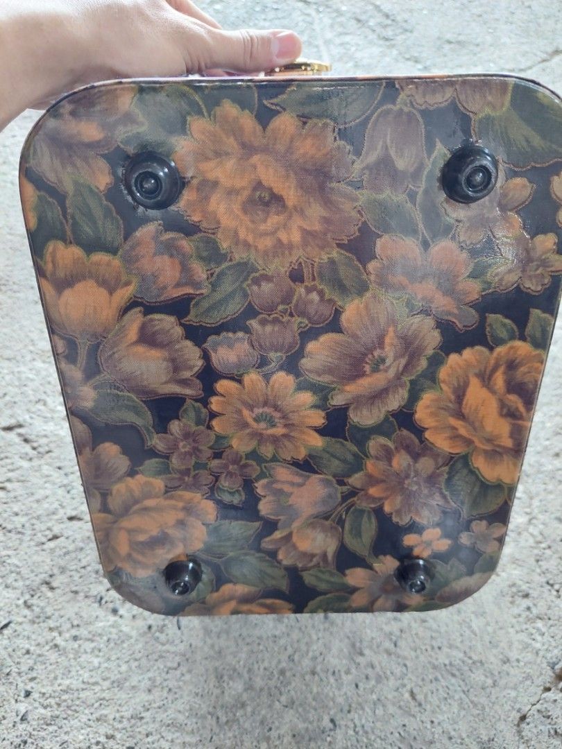 Vintage Makeup kit on Carousell