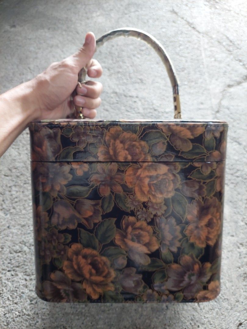 Vintage Makeup kit on Carousell