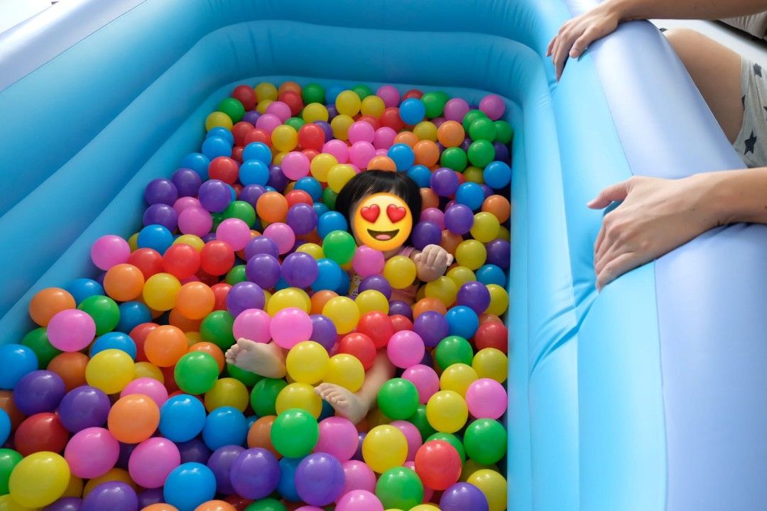 1000 balls and an inflatable pool, Hobbies & Toys, Toys & Games on ...