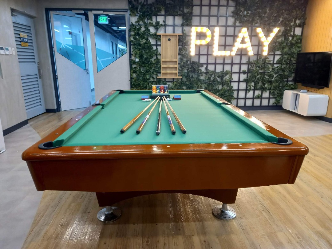 Blackk Billiard table Stanard size with complete accessories ...