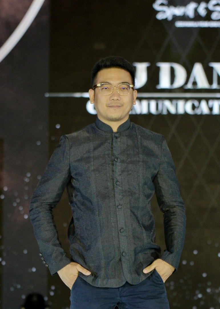 Modern Barong, Men's Fashion, Tops & Sets, Formal Shirts on Carousell