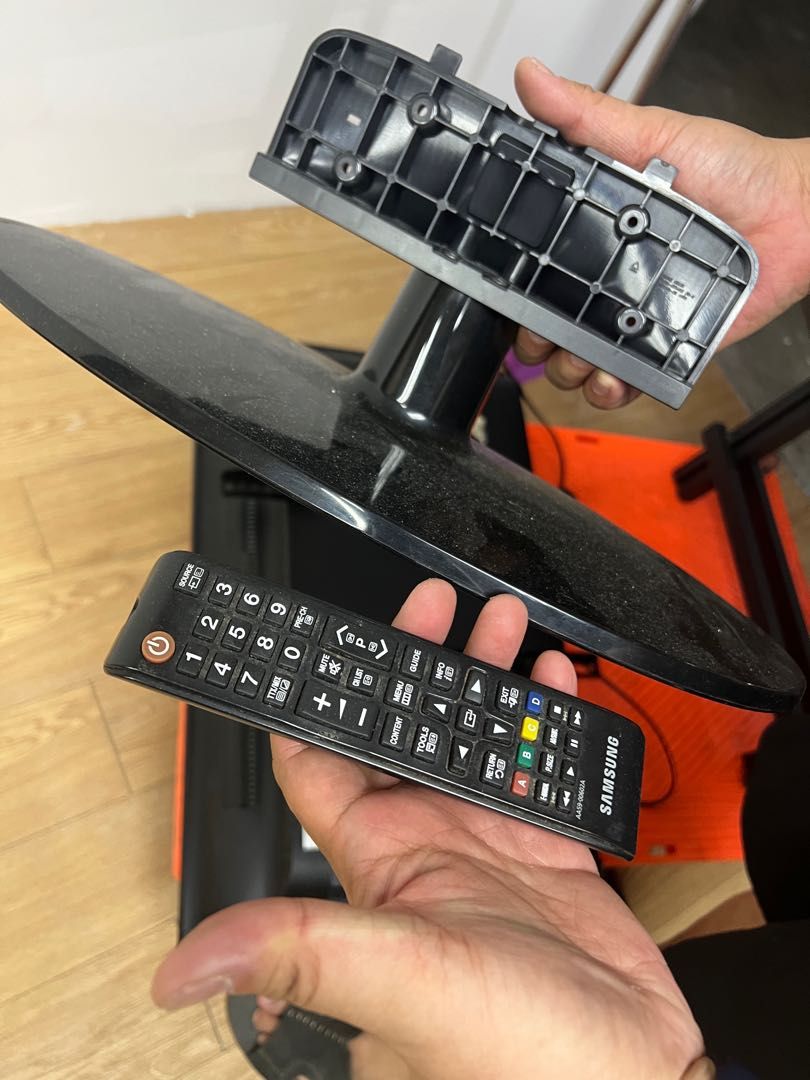 Samsung 32 inch TV with wall mount and base stand, TV & Home Appliances ...