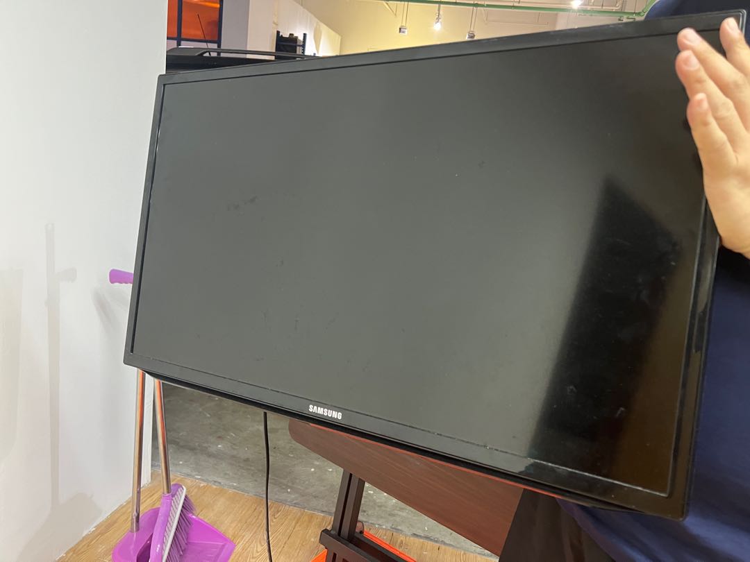 Samsung 32 inch TV with wall mount and base stand, TV & Home Appliances ...