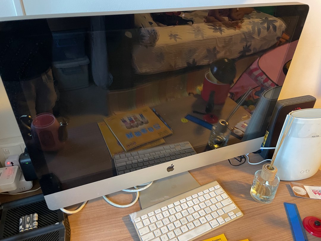 2009 iMac with wireless keyboard, Computers & Tech, Desktops on Carousell