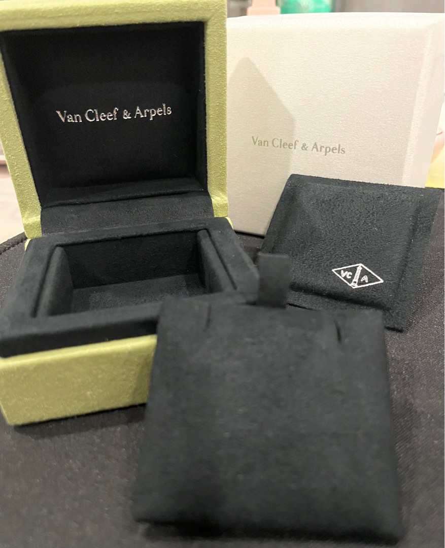 Authentic Van Cleef & Arpels pendant box, Luxury, Accessories on Carousell