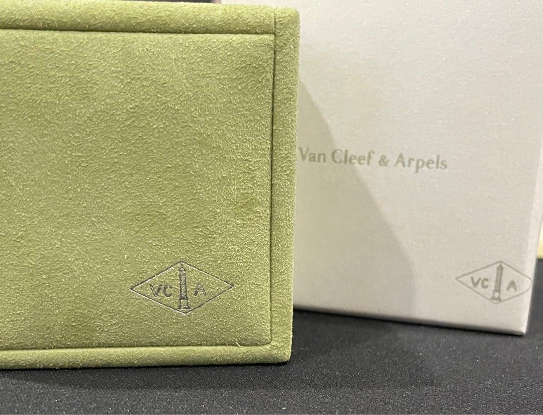 Authentic Van Cleef & Arpels pendant box, Luxury, Accessories on Carousell