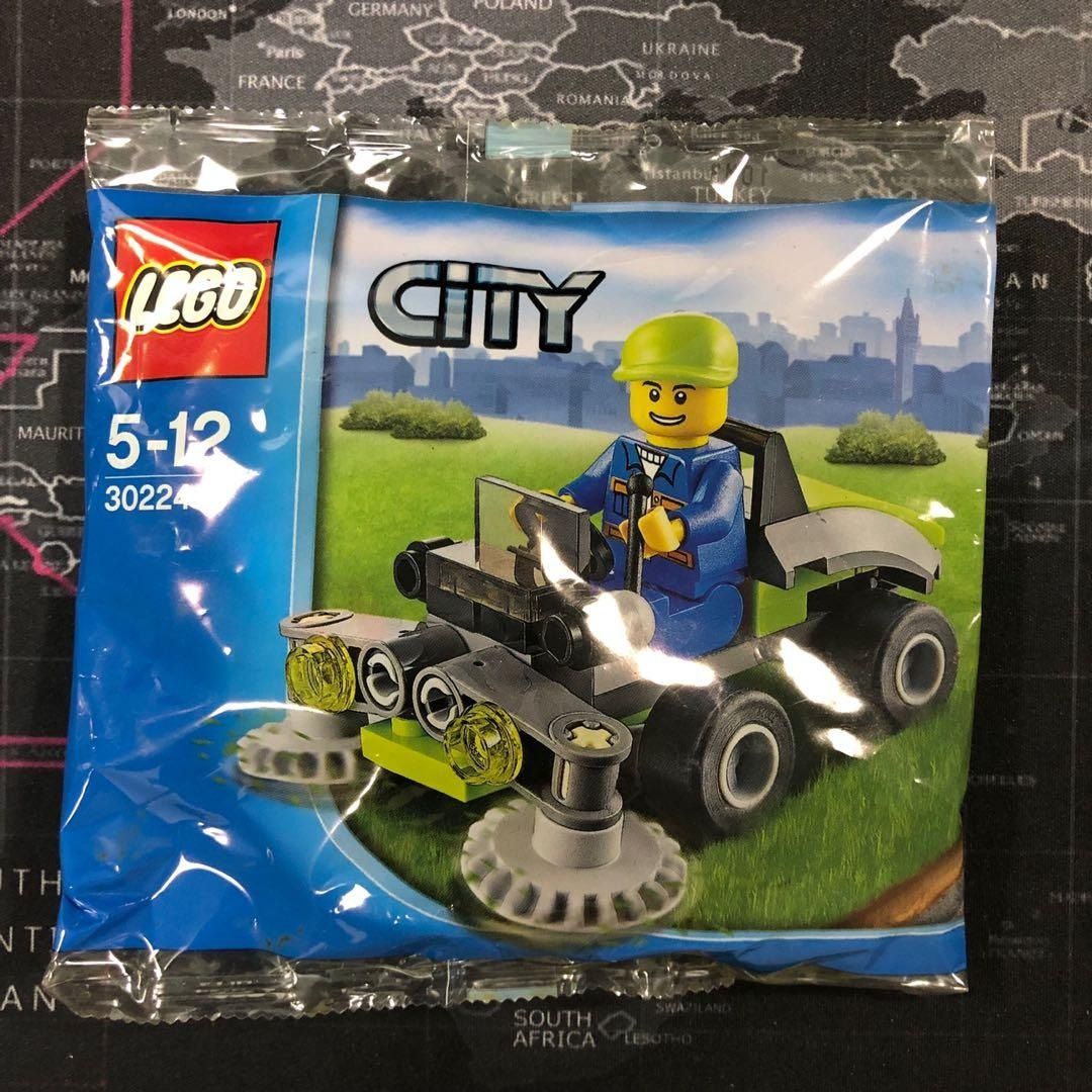 Lego City 30224 Lawn Mover polybag. The Lego Movie 70801 Melting Room ...