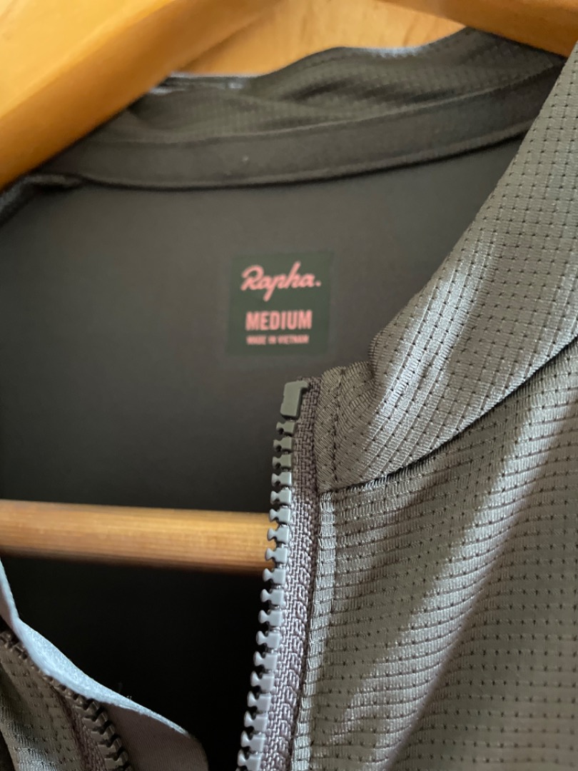 RAPHA Pro Team Training MEDIUM (Authentic), Men's Fashion, Activewear on Carousell