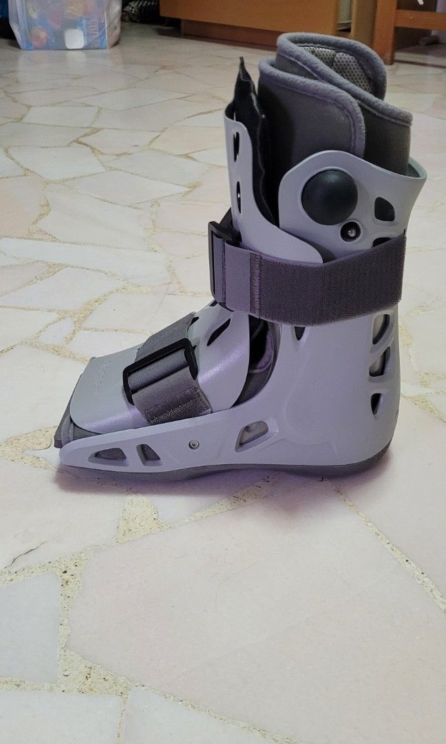Aircast boot, Health & Nutrition, Medical Supplies & Tools on Carousell