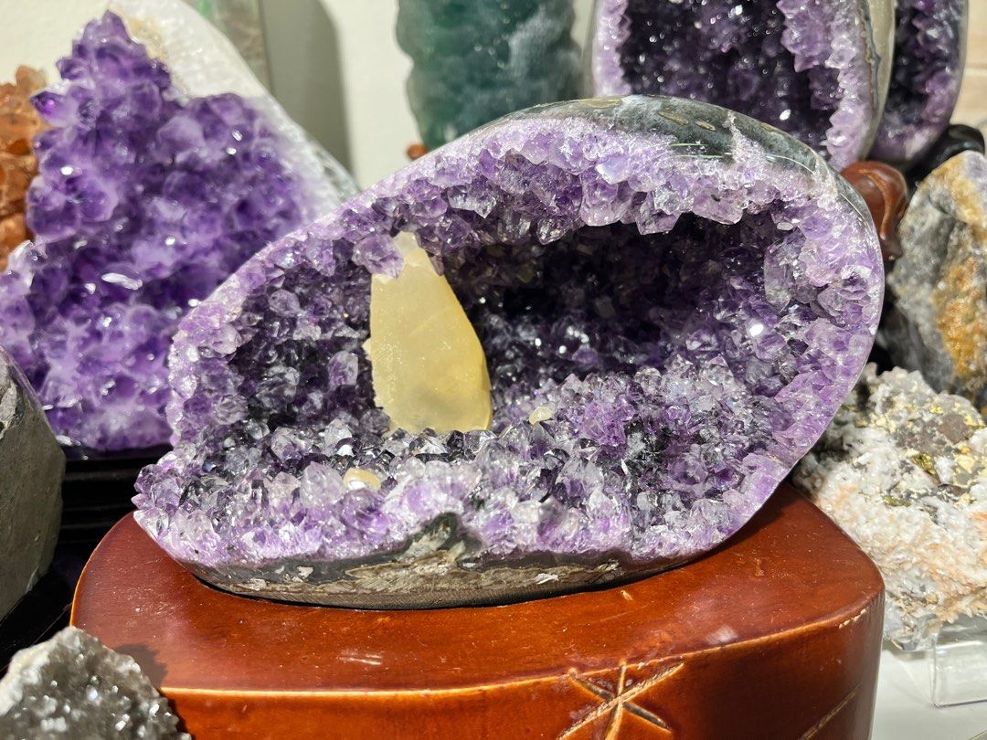 Amethyst crystal caves, Women's Fashion, Jewelry & Organisers, Precious ...