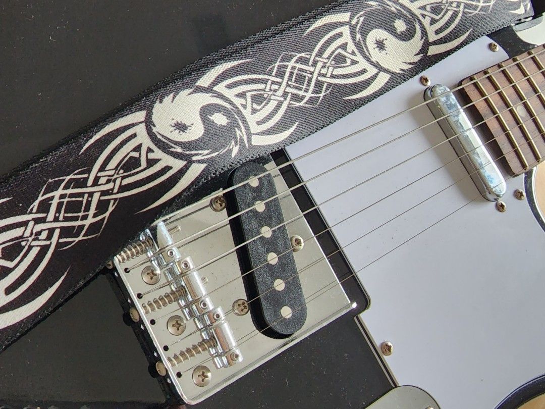 Aria Pro 2 615 Frontier Electronic Guitar (Black), Hobbies & Toys ...