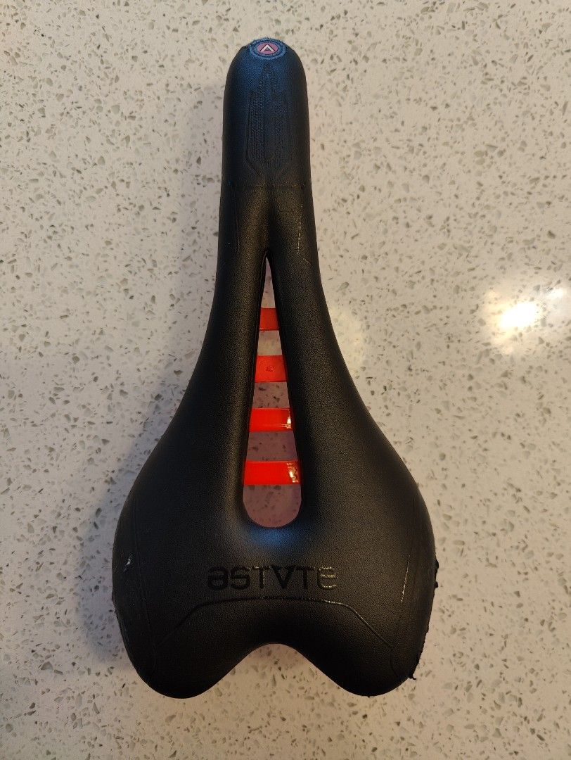 ASTUTE SKYLITE VT SADDLE 135mm 碳軌, 運動產品, 單車及配件, 單車 - Carousell