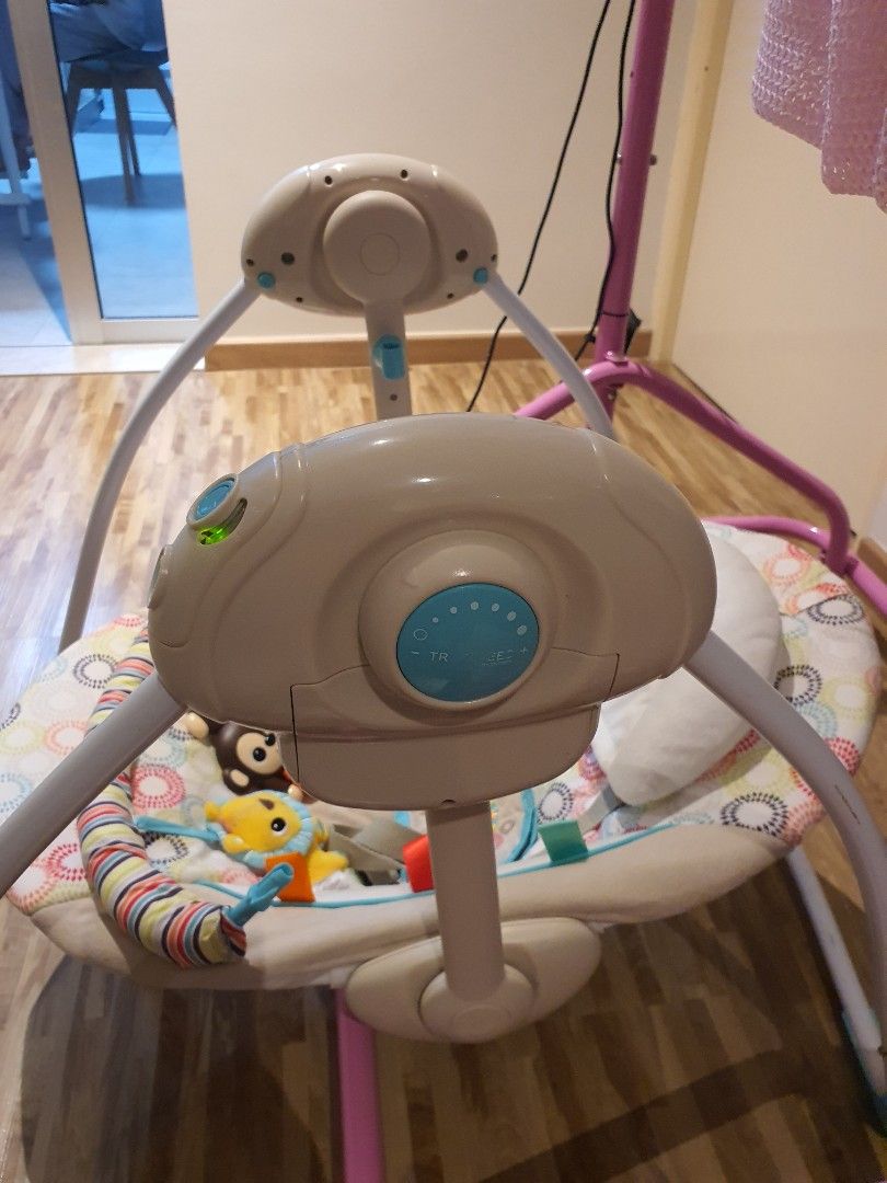 Automatic swing and rocker, Babies & Kids, Infant Playtime on Carousell