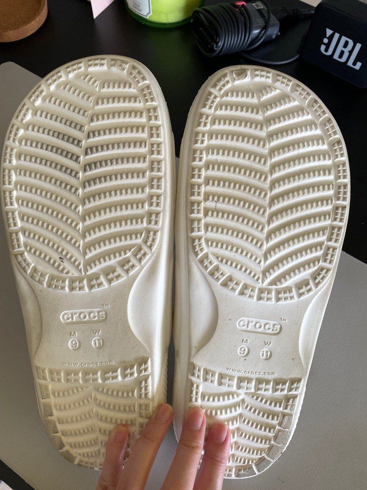 Crocs Slipper, Women's Fashion, Footwear, Flipflops and Slides on Carousell