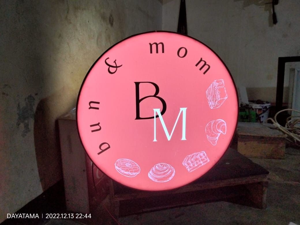 Neon box bulat nyala, Desain & Kerajinan Tangan, Karya Seni di Carousell