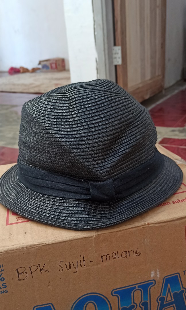 Topi bucket uniqlo, Fesyen Wanita, Aksesoris di Carousell