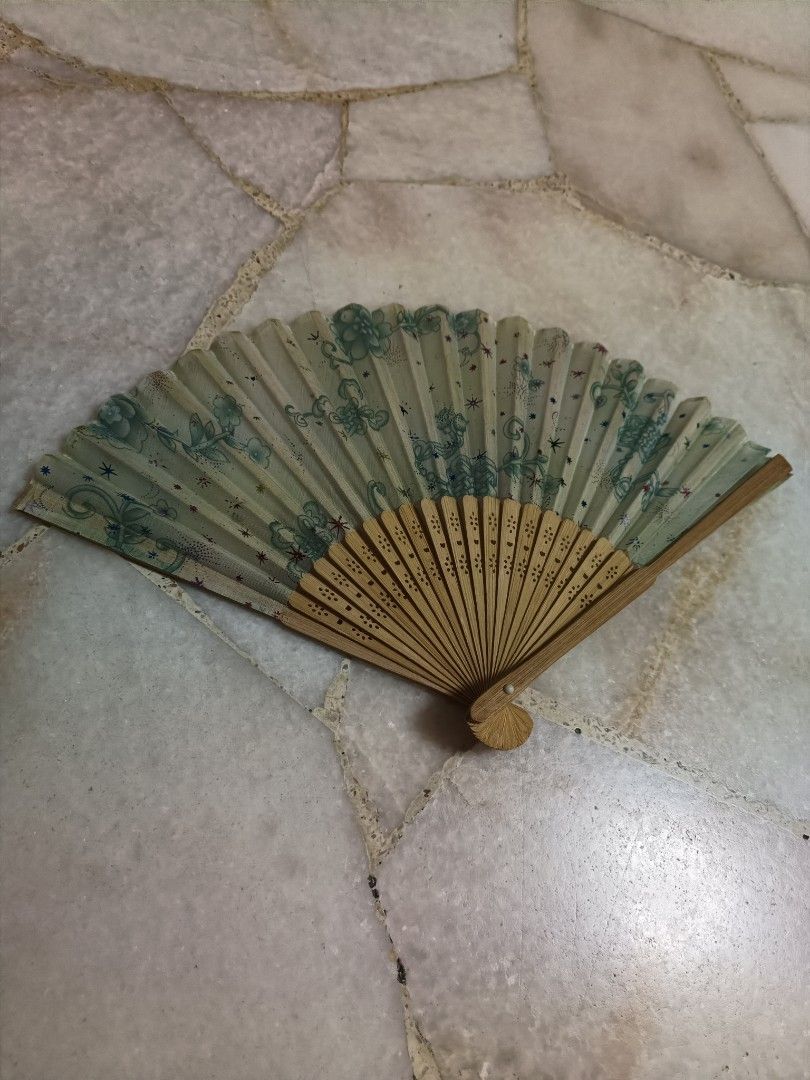 Hand fan, Hobbies & Toys, Toys & Games on Carousell