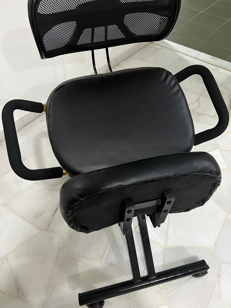 Kneeling chair, Furniture & Home Living, Furniture, Chairs on Carousell