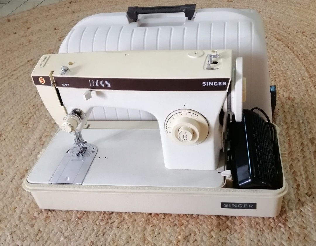Singer sewing machine, Hobbies & Toys, Stationery & Craft, Craft ...