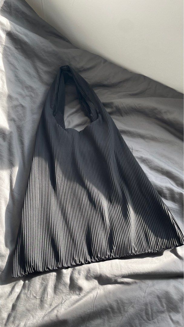 COS pleated fabric shopper bag in black, Women's Fashion, Bags ...