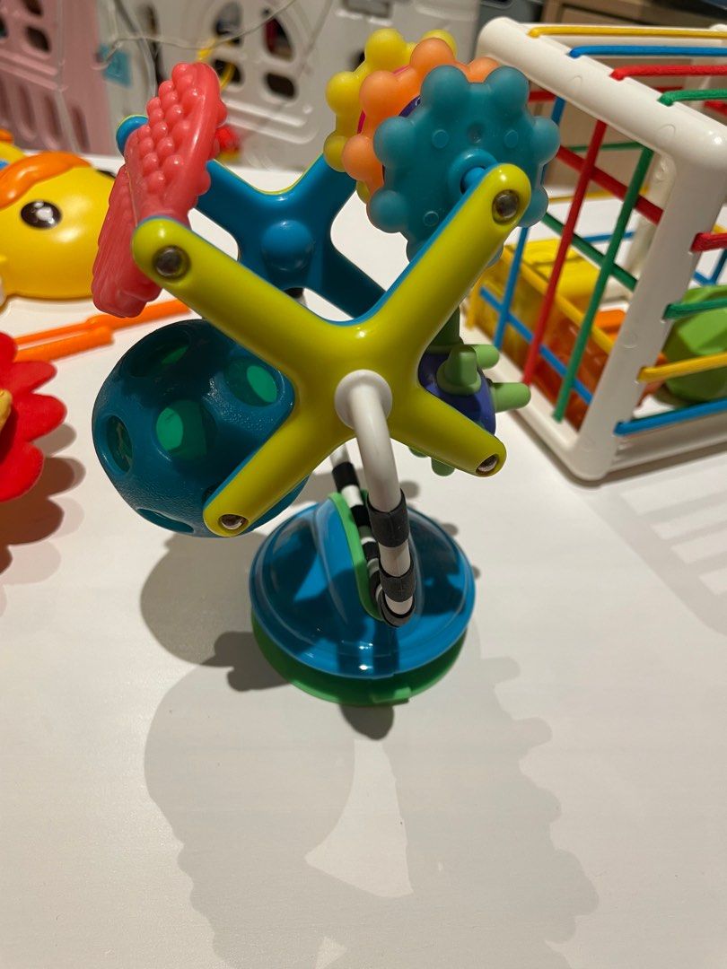 美國SASSY - TEETH & TWIRL SENSATION 牙膠/旋轉/感知, 興趣及遊戲, 玩具 & 遊戲類 - Carousell