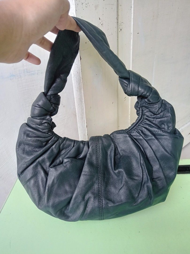 tas shoulder kerut MINE kulit asli, Fesyen Wanita, Tas & Dompet di ...