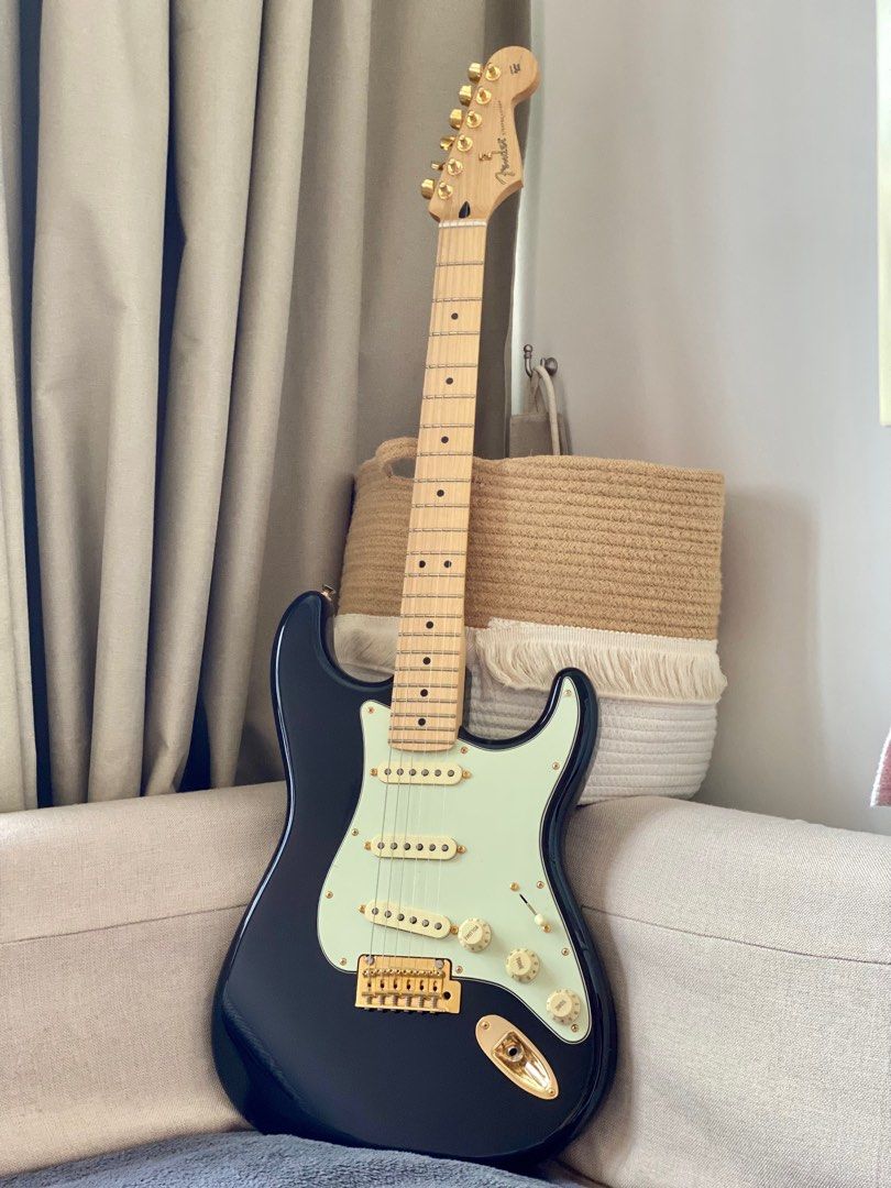 Fender Limited Edition Player Stratocaster (Gold Hardware), Hobbies ...
