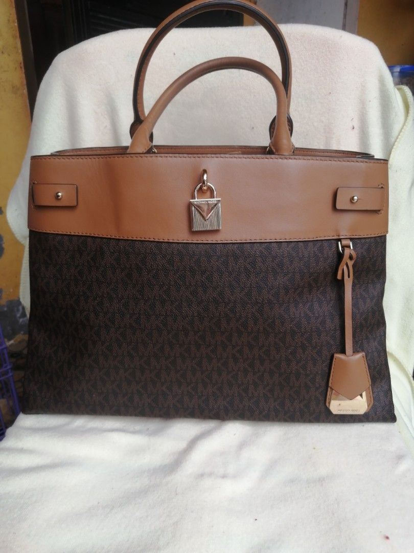 Michael Kors Hamilton Monogram, Luxury, Bags & Wallets on Carousell